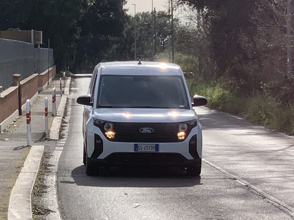 Test Drive nuovo Ford Transit Courier 1.5L Diesel Ecoblue – Camion E ...
